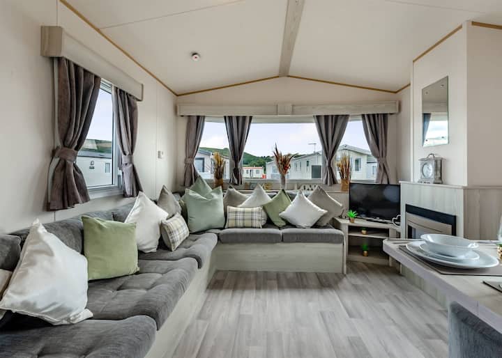 Bronze 3 Bedroom Caravan, Sleeps 8 - Clacton-on-Sea