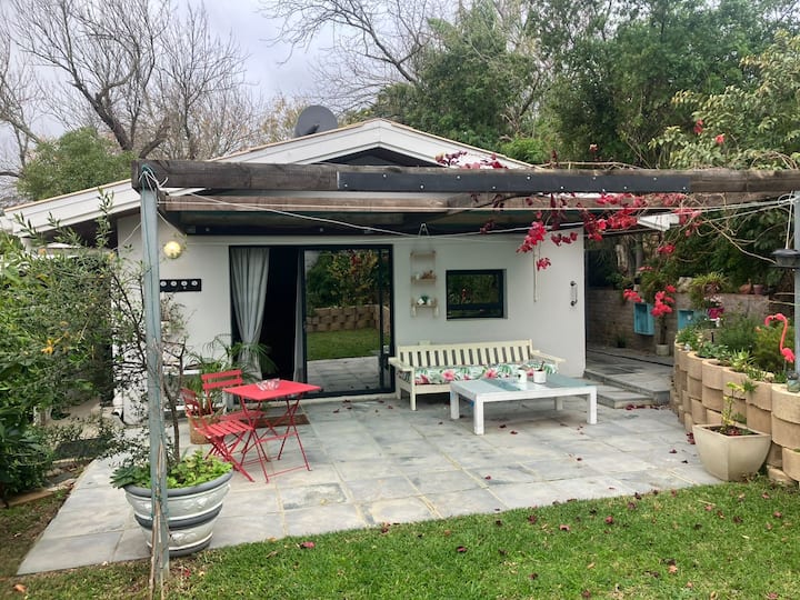 Cozy 2 Bedroom Garden Cottage With Safe Parking - Kylemore