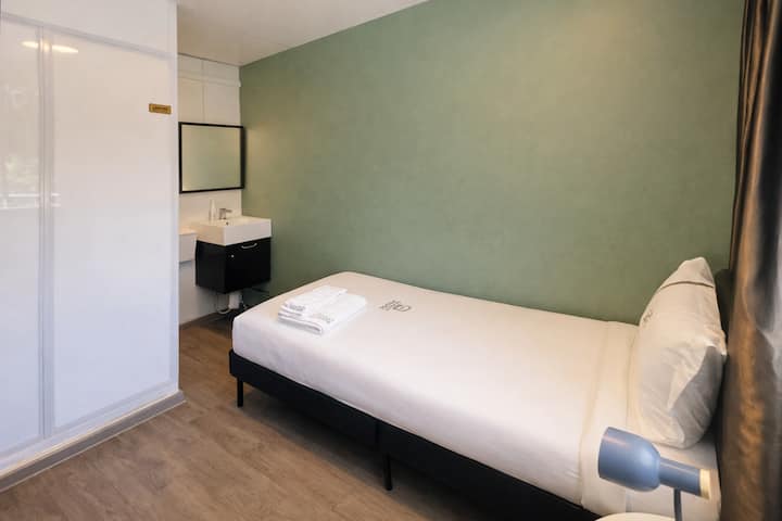 Quiet Single Room With Private Shower (402) - Singapore