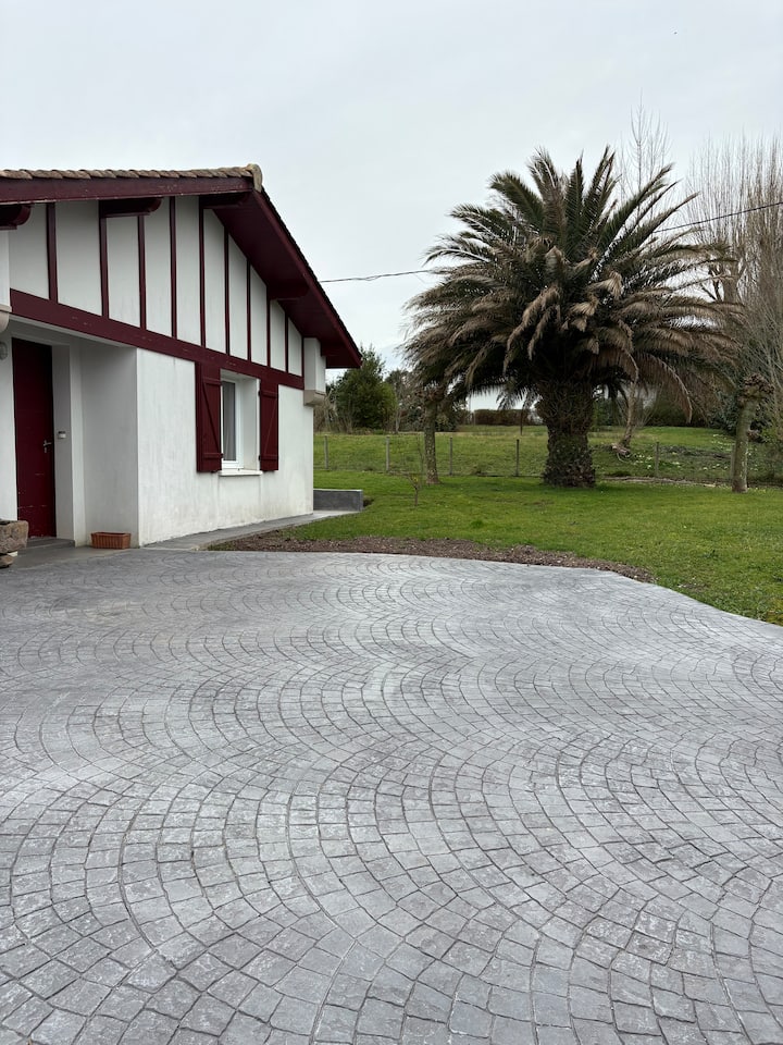 Maison Dans Un Quartier Résidentiel - Ascain