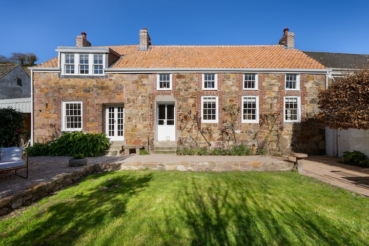 Traditional Fisherman’s Cottage By The Beach - Jersey