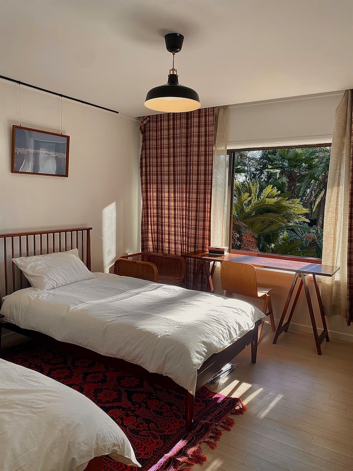 Cinema Home-
Palm Garden & Art Stay In Jeju - Jeju-si