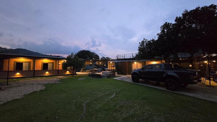 Private Orchard Stay With Pool & 4 Ac Bedrooms - Karak