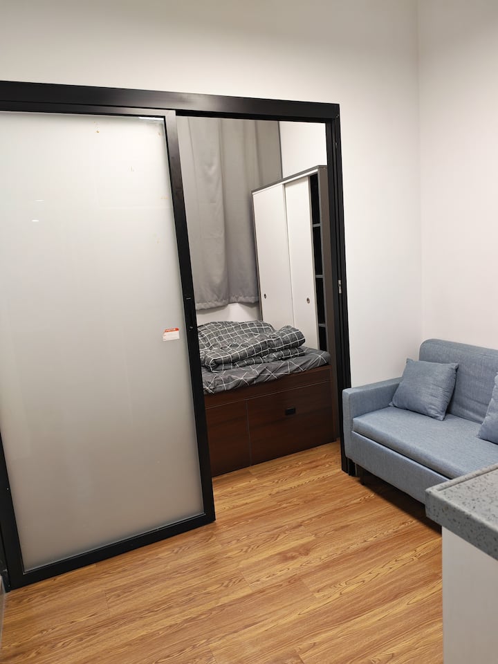 位於油麻地市中心 的旅居 有廳有房 ,附近食肆林立 ,交通方便 ,附近是女人街朗豪坊 ,購物很方便 - Mong Kok