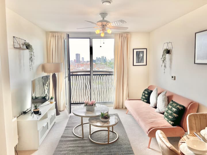 Executive 2-bed Skyline Penthouse | Victoria St - Chelsea