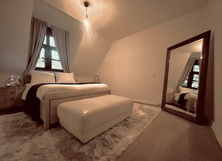 ⸻

Luxury Room In Stylish Hilltop Villa - Diest