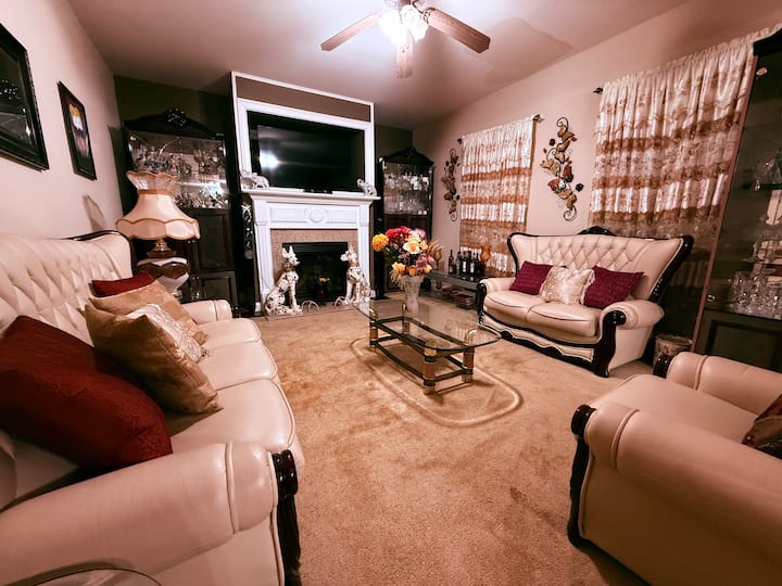 Spacious Traditional Home Multiple Living Areas - Lawrenceville