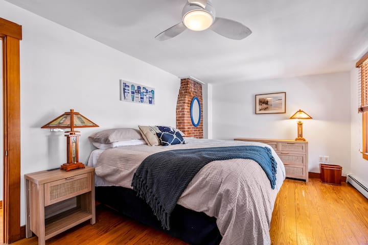 Bright Upper-level Retreat - Parking + Deck - Provincetown, MA