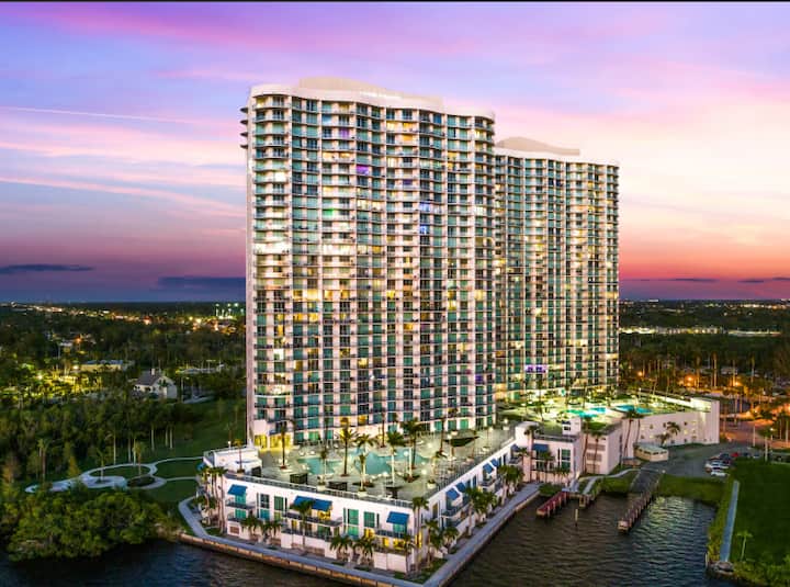 Exclusive Waterfront Studio – Modern Luxury Condo - Fort Myers, FL