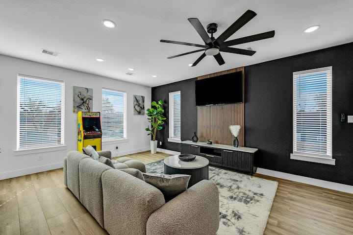 Luxury New-build 3br Near Downtown W King Bed - South Park - Houston