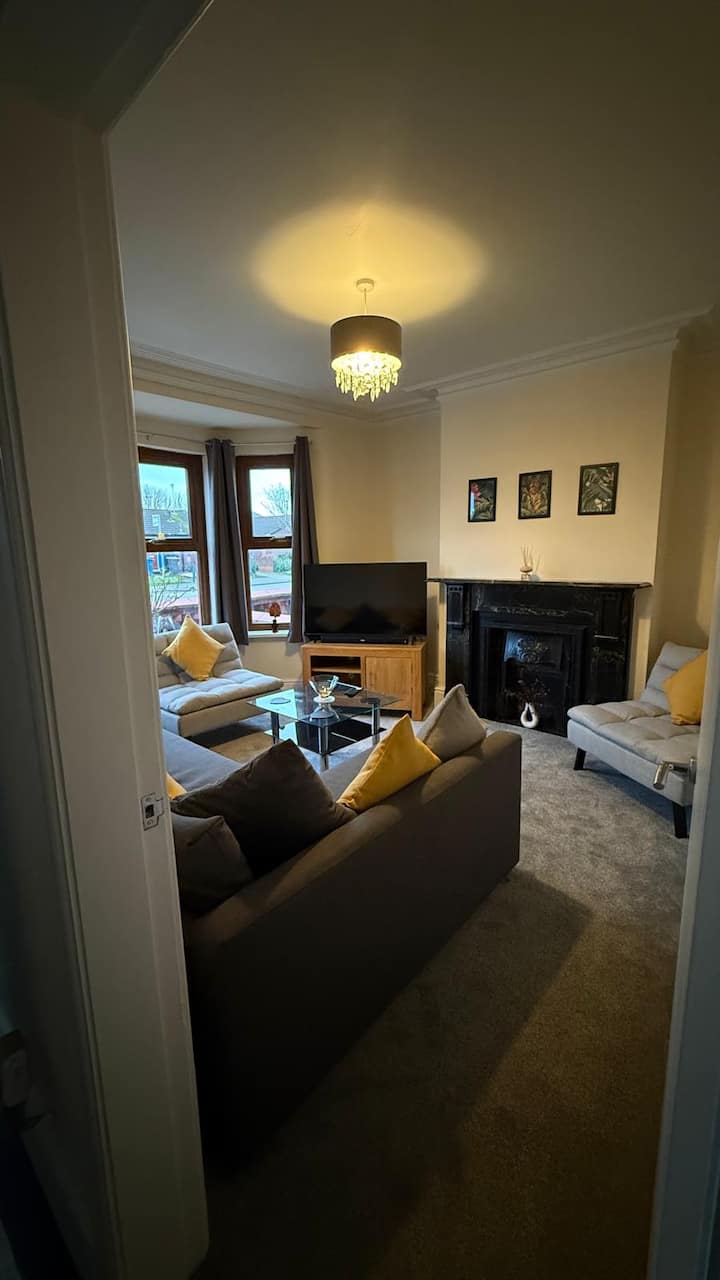 Spacious Home | Up To 10 Guest | Wi-fi & Parking - Warrington