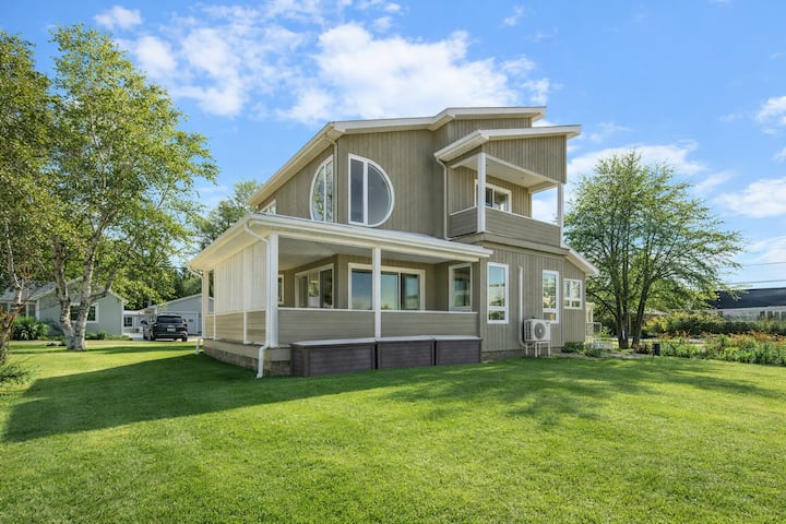 Halfmoon Beach House - On Parlee Beach! - Shediac