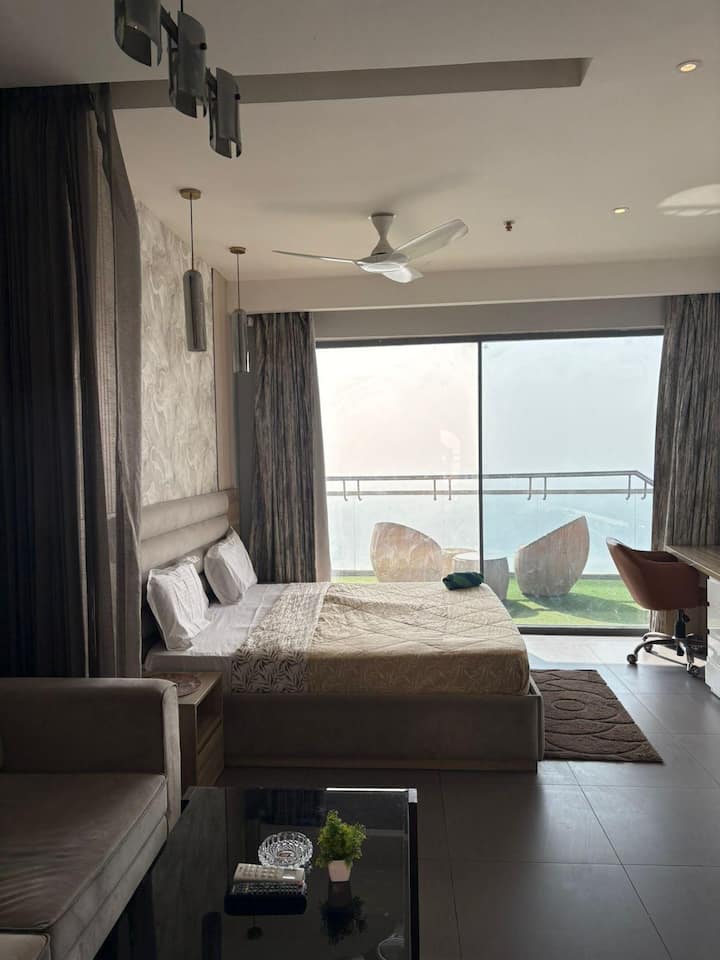 Skyy Inn Stay 42 Floor Supernova Half Day 6pm-11am - Noida