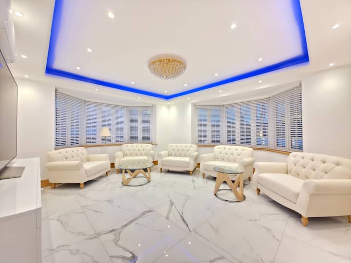 Grand Estate & Private Woods - Redhill