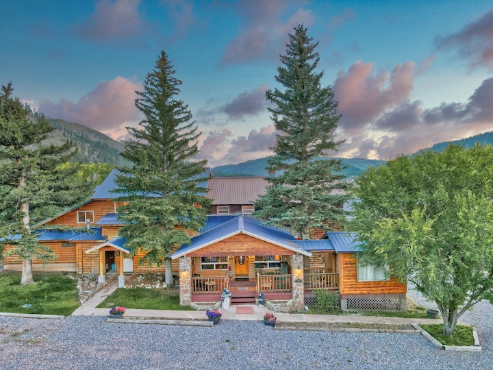 Spruce Bedroom - White Mountain Lodge (No Pets) - Greer, AZ