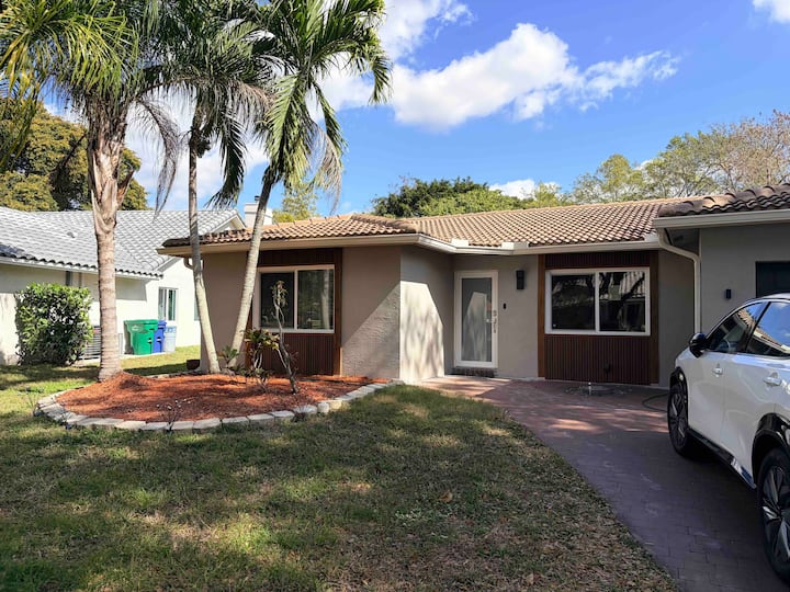 Great Getaway - A Resort Style House! - Coral Springs, FL