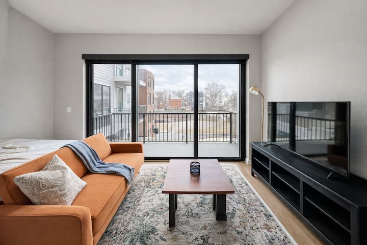 Sleepover | Sleek Studio + Gym/sauna - Omaha - Omaha, NE