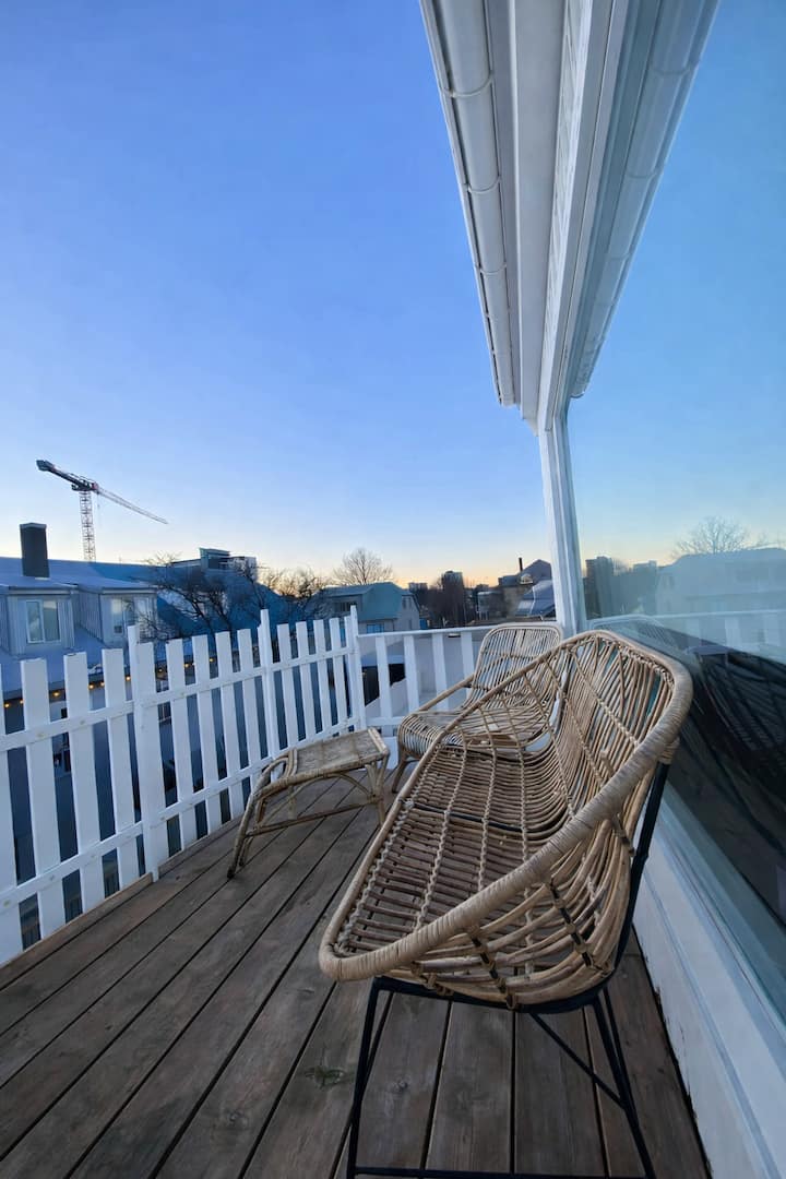 Charming Attic Retreat With Private Balcony. - 雷克雅維克