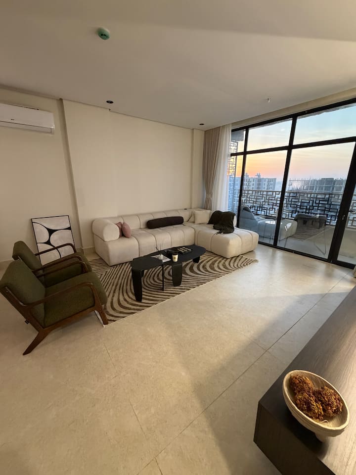 شقة فاخرة بغرفة سينما ، مطبخ مجهز ، غرفتين نوم - Dammam