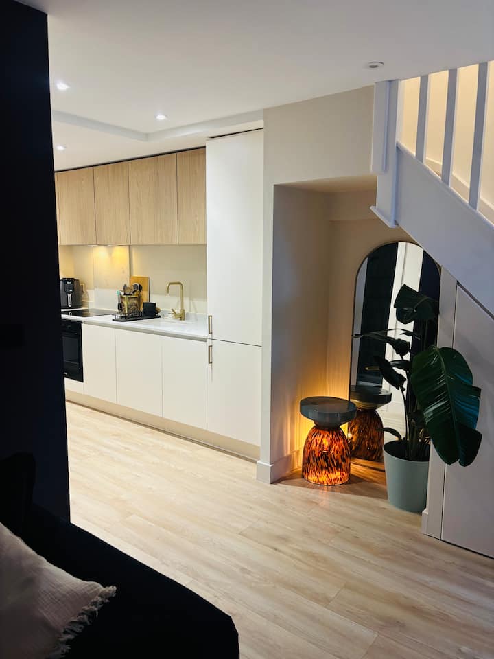 Welcome To Your Stylish Cardiff Hideaway. - Cardiff