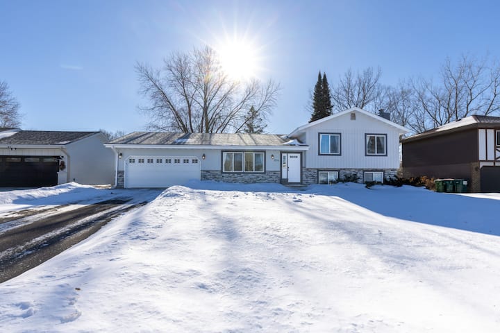 Blaine Home Base. 5 Mins. From Nat'l Sports Center - Blaine, MN