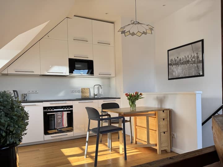 Charmante Dg-wohnung: Neu, Zentrumsnah & Im Grünen - Berlin