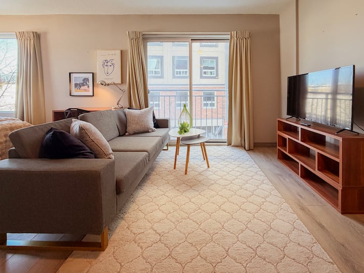 Designer Loft Near Waterloo Campus | Paid Parking - Waterloo