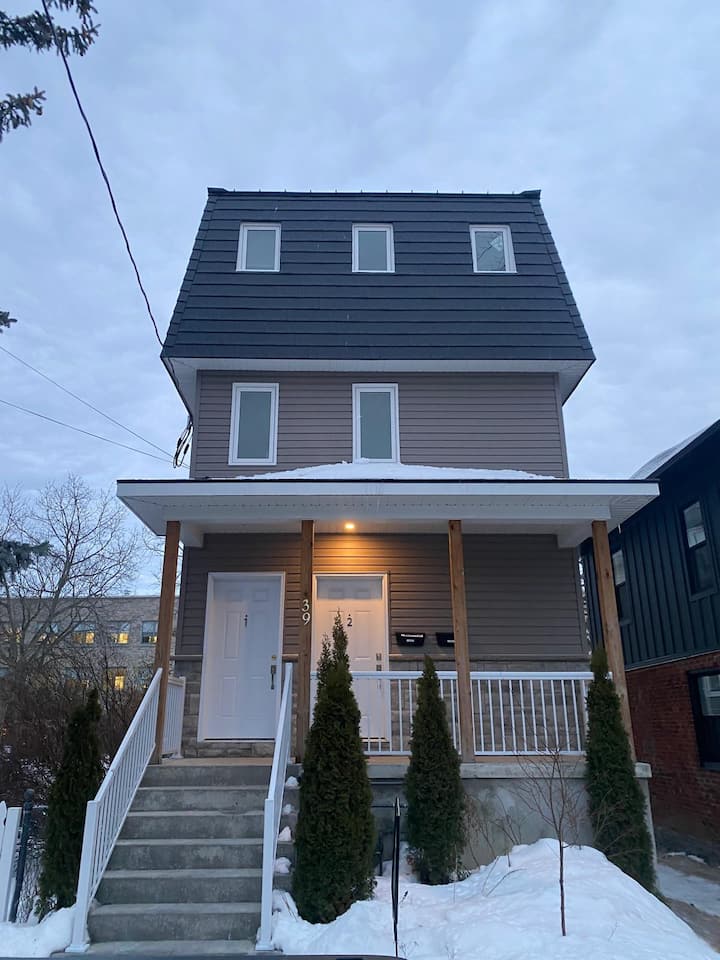 Brand-new 6-bedroom Retreat Near Queens University - Kingston, Canadá