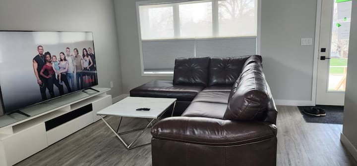 Modern 3 Bedrooms + 2.5 Bath At St. Boniface Area - Winnipeg