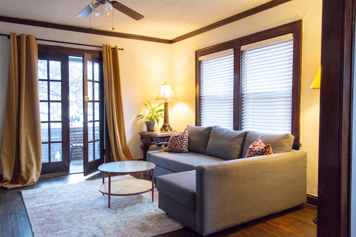 Sunny Spacious Apt, Private Terrace, Ku Med, 39th - Kansas City, MO