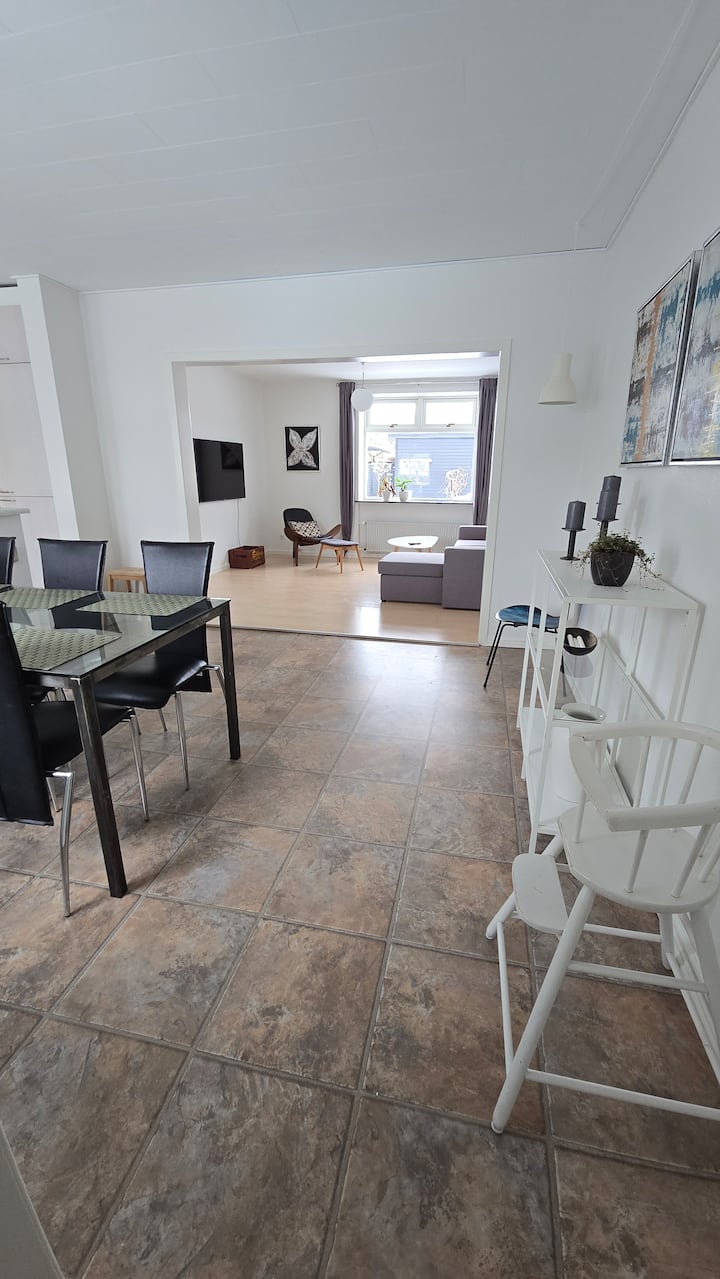 Stor Og Lys Stueetage I Byhus M. Have & Terrasse - Esbjerg