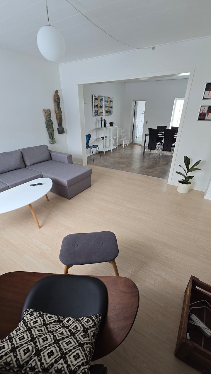 Stor Og Lys Stueetage I Byhus M. Have & Terrasse - Esbjerg
