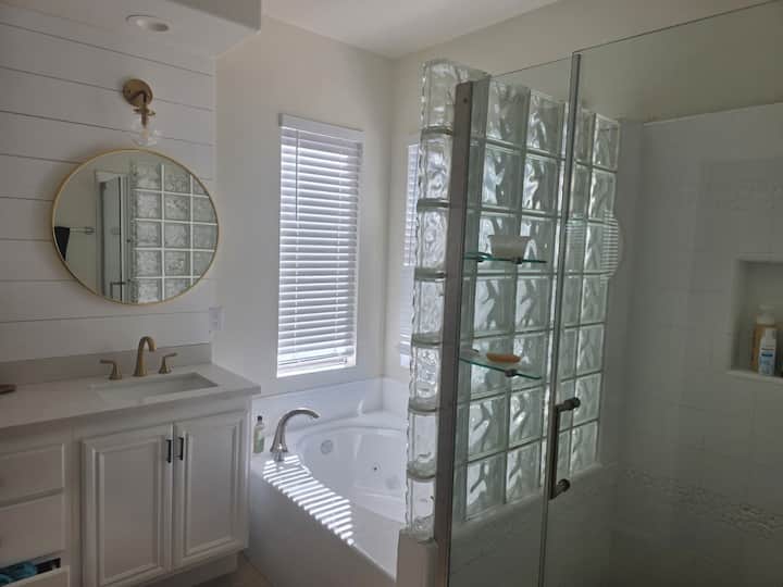Stylish Hollywood 2br Apt With Rooftop Pool - Santa Clarita, CA