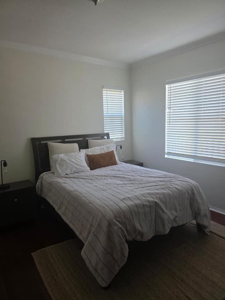Hollywood 2br Suite With Rooftop Pool & Cityscape - Santa Clarita, CA