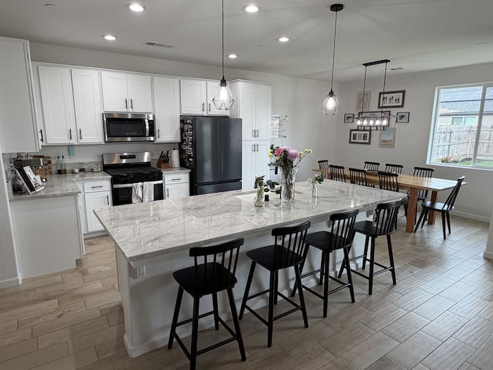 Fully Furnished Home Perfect For All Travelers - Tulare, CA