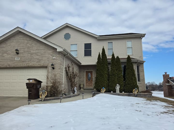 Elegant Private Suite In A Stately Suburban Home-2 - Tinley Park, IL