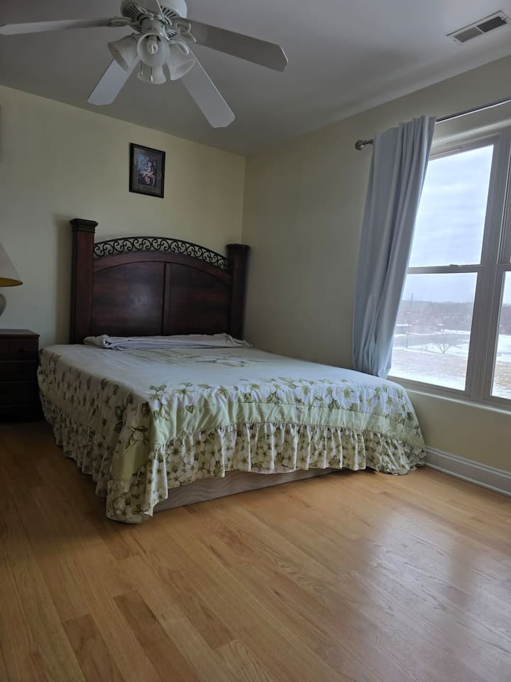 Private Suite In A Shared Suburban Home Room 2 - Markham, IL