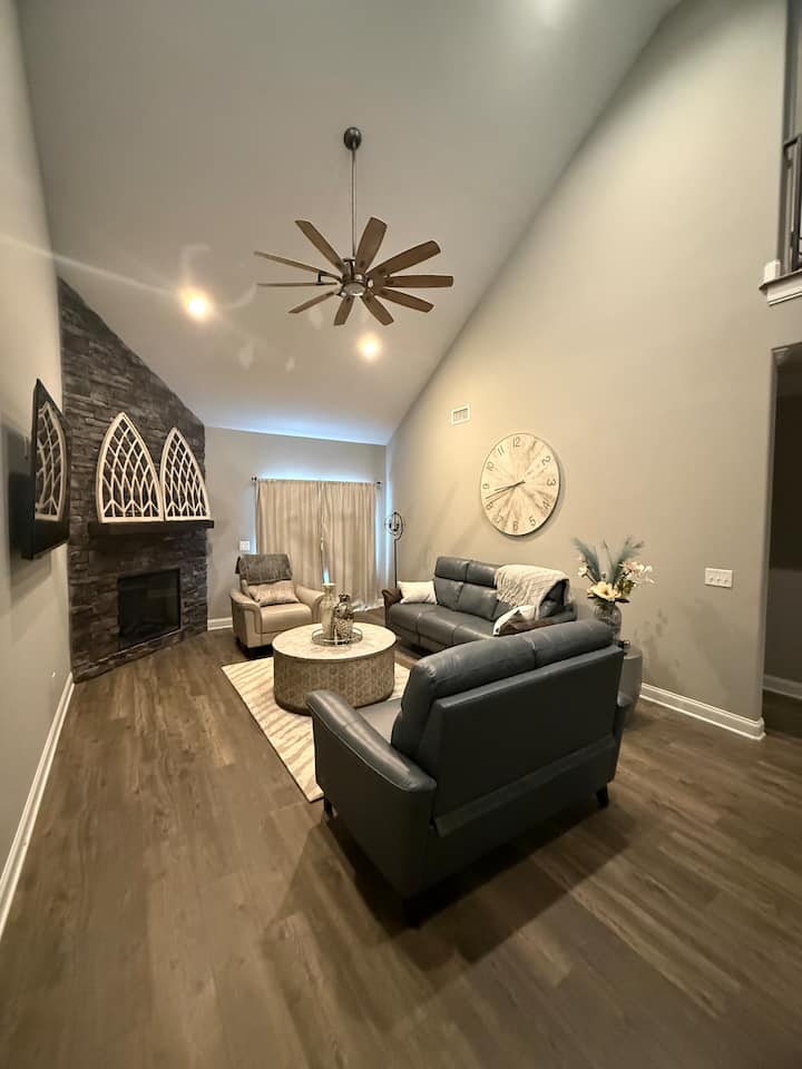 Spacious Townhome Conveniently Close To 804 & 24 - Murfreesboro, TN