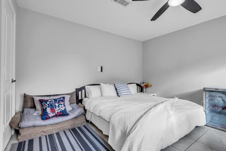 Perfect 1 Bedroom Bungalow Energy Corridor - Houston, TX