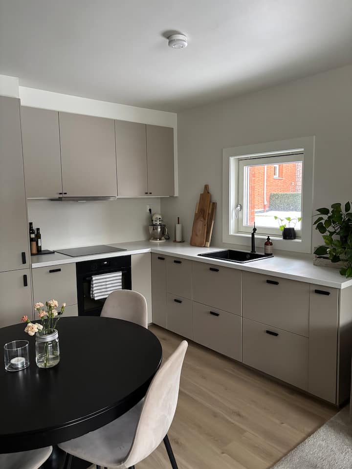 Koselig Leilighet Med Balkong. Nyoppusset I 2024. - Oslo