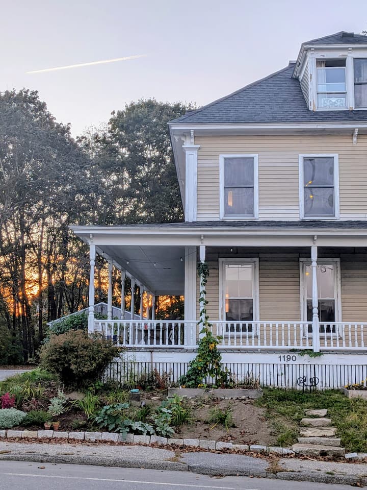 2 Bedroom Unit W/ Private Entrance + Porch - Bath