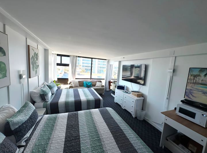 Oceanview Cozy Studio W/beachfront Pool & Tiki Bar - Daytona Beach, FL