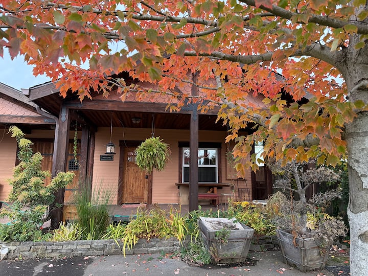 Private Guest House Studio In Gated Historic Home - Salem, OR