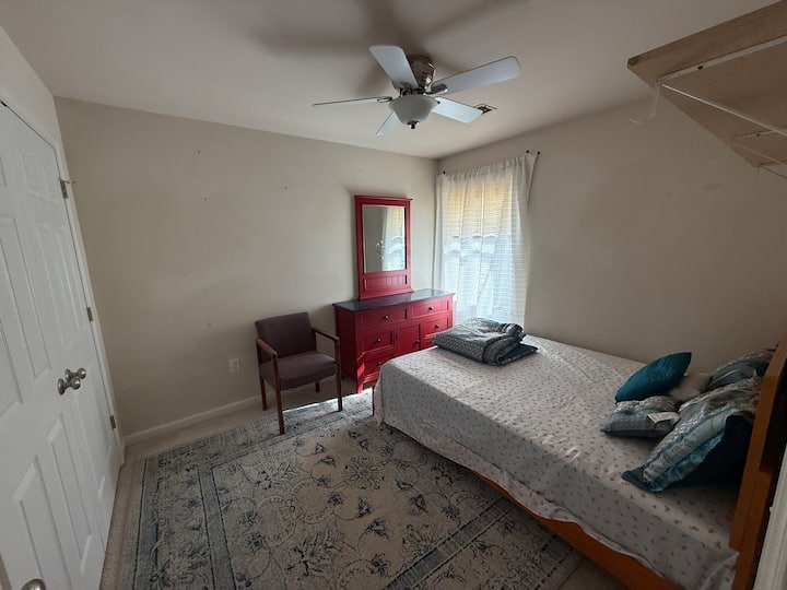 Spacious 2 Bedroom Retreat Near Shopping & Dining - 프레드릭스버그