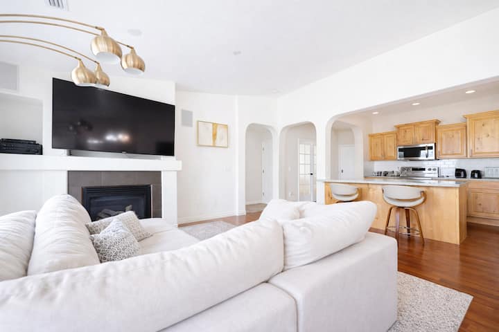 Luxe Condo Skyline & Mountain Views - South Jordan, UT