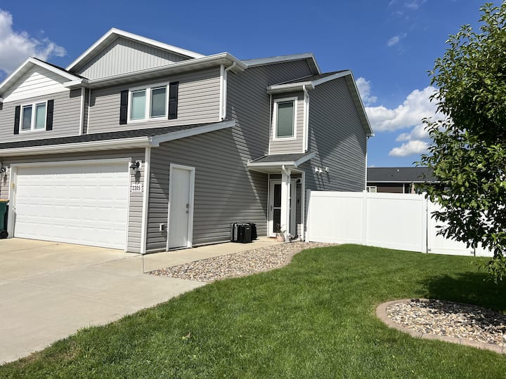 Bismarck Basecamp: Cozy, Cute & Close - Bismarck, ND