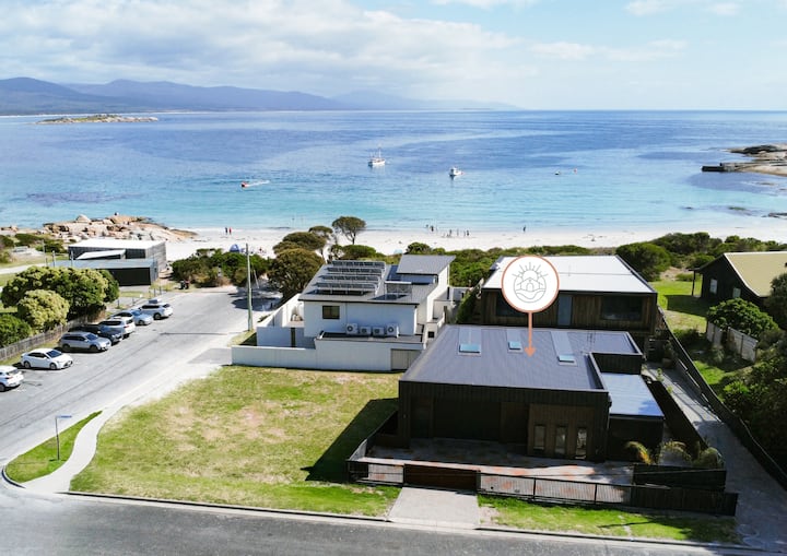 Wauba - On Waubs Bay Beach - Bicheno