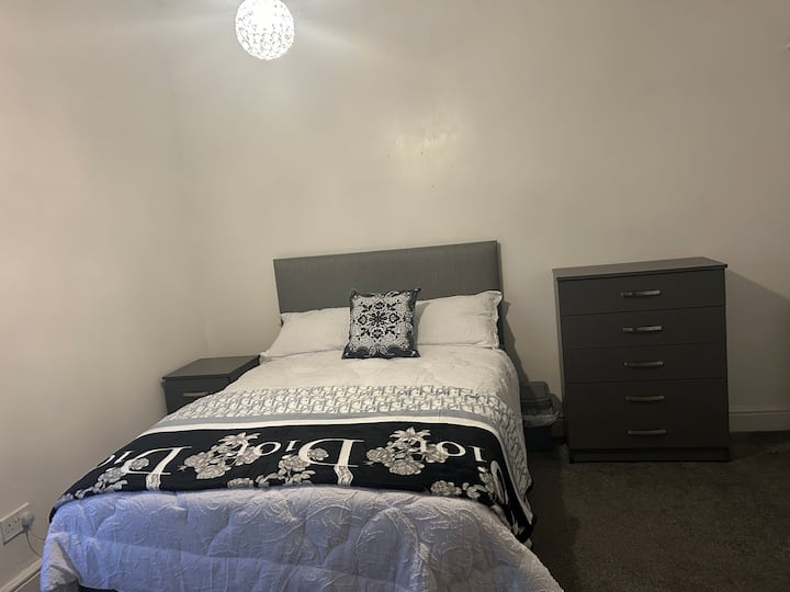 Modern 3-bedroom Home In-steps From Crown Point - Aéroport de Manchester (MAN)