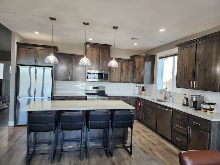 Quiet Modern Home In South Salem With Game Room - Salem, OR