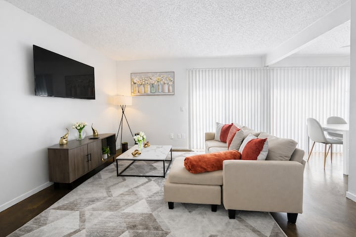 Chic King Bed Retreat | South Congress Atx - Austin, TX